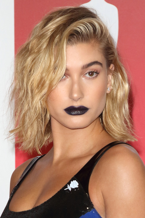 Hailey Baldwin Wavy Light Brown Bob, Dark Roots, Shaggy Bob Hairstyle ...