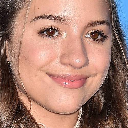 Mackenzie Ziegler Makeup: Black Eyeshadow, Gold Eyeshadow & Clear Lip ...