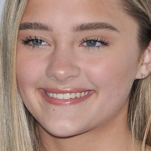 Lizzy Greene Makeup: Beige Eyeshadow & Clear Lip Gloss | Steal Her Style