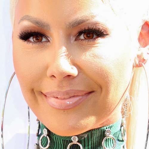 Amber Rose Makeup: Peach Eyeshadow & Hot Pink Lipstick | Steal Her Style