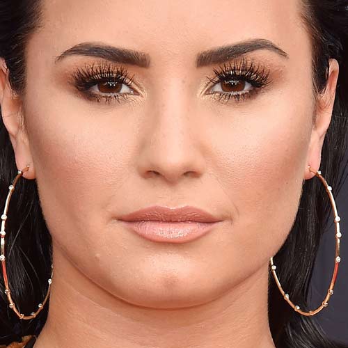 Demi Lovato Makeup: Bronze Eyeshadow, Green Eyeshadow & Clear Lip Gloss ...