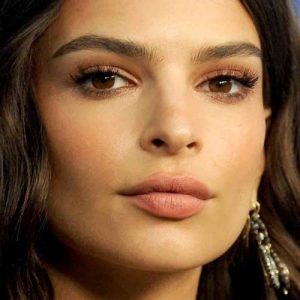 Emily Ratajkowski's Makeup Photos & Products | Steal Her Style