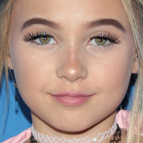 Alabama Barker Makeup: Beige Eyeshadow, Black Eyeshadow & Pale Pink ...