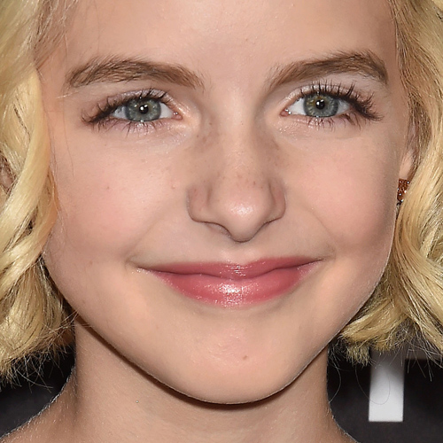Mckenna Grace Makeup: Black Eyeshadow, Gold Eyeshadow & Clear Lip Gloss ...