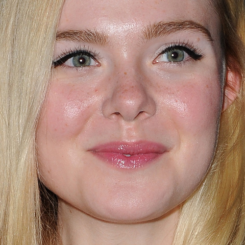 Elle Fanning Makeup: Black Eyeliner, Champagne Eyeshadow & Pink Lip ...