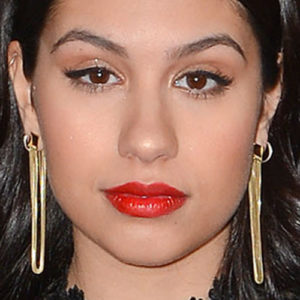 Alessia Cara Makeup: Black Eyeshadow, Nude Eyeshadow & Red Lipstick ...