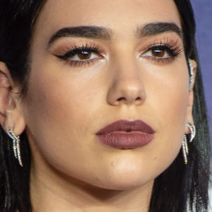 Dua Lipa Makeup: Black Eyeshadow, Brown Eyeshadow & Clear Lip Gloss ...