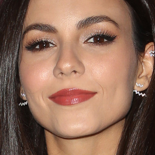 Victoria Justice Makeup: Beige Eyeshadow, Brown Eyeshadow & Hot Pink ...